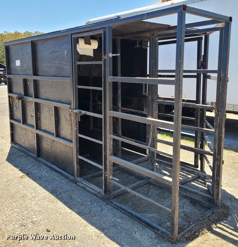 Breeding chute in Raymore, MO | Item DN5651 sold | Purple Wave