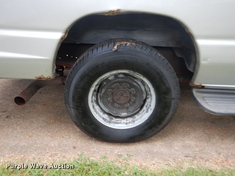 2003 Ford E350 XLT van in Saint Louis, MO | Item IT9150 sold | Purple Wave