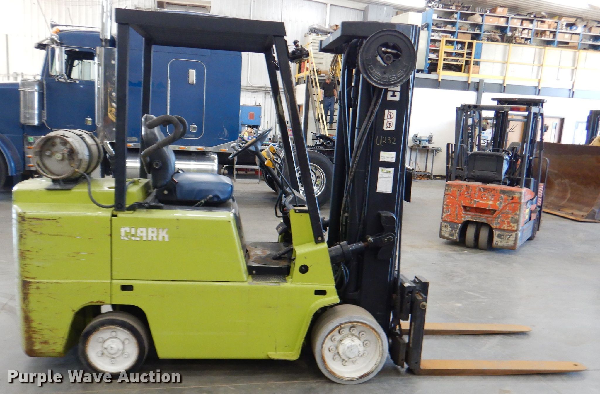 Clark C500-S80 forklift in Lawrence, KS | Item DL8896 sold | Purple Wave