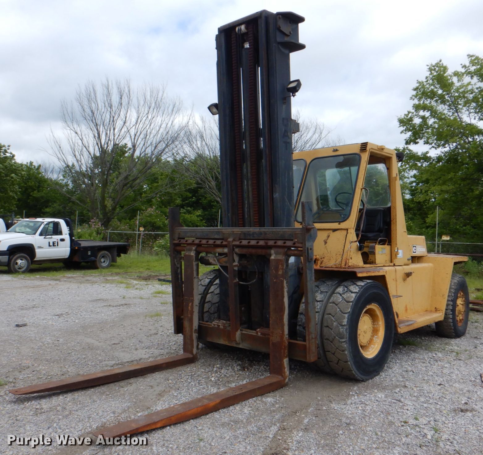 Caterpillar V300B forklift in Tulsa, OK | Item DM3815 sold | Purple Wave