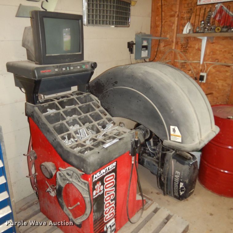 Hunter GSP9700 wheel balancer in Eldon, IA | Item II9578 sold | Purple Wave