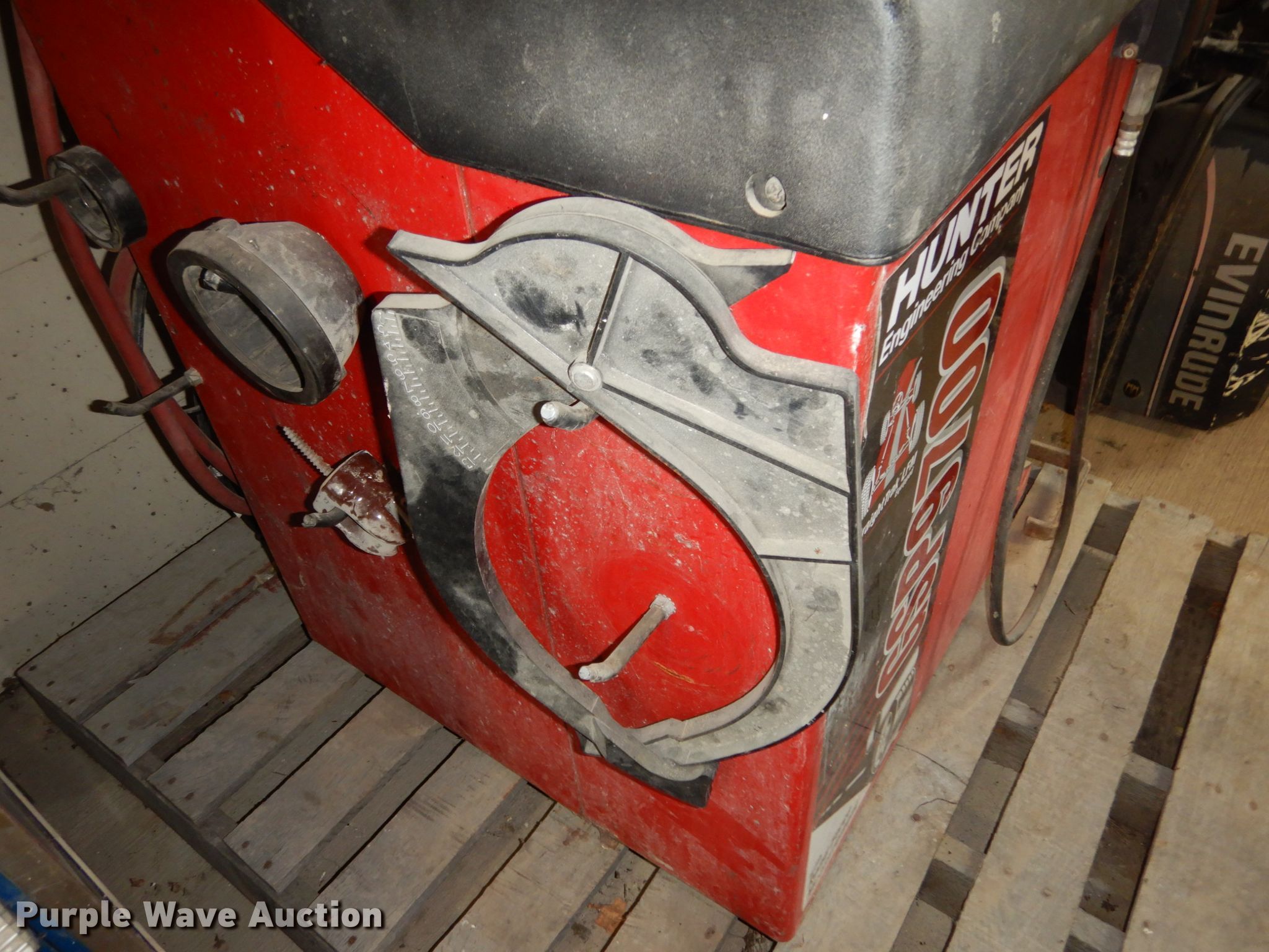 Hunter GSP9700 wheel balancer in Eldon, IA | Item II9578 sold | Purple Wave