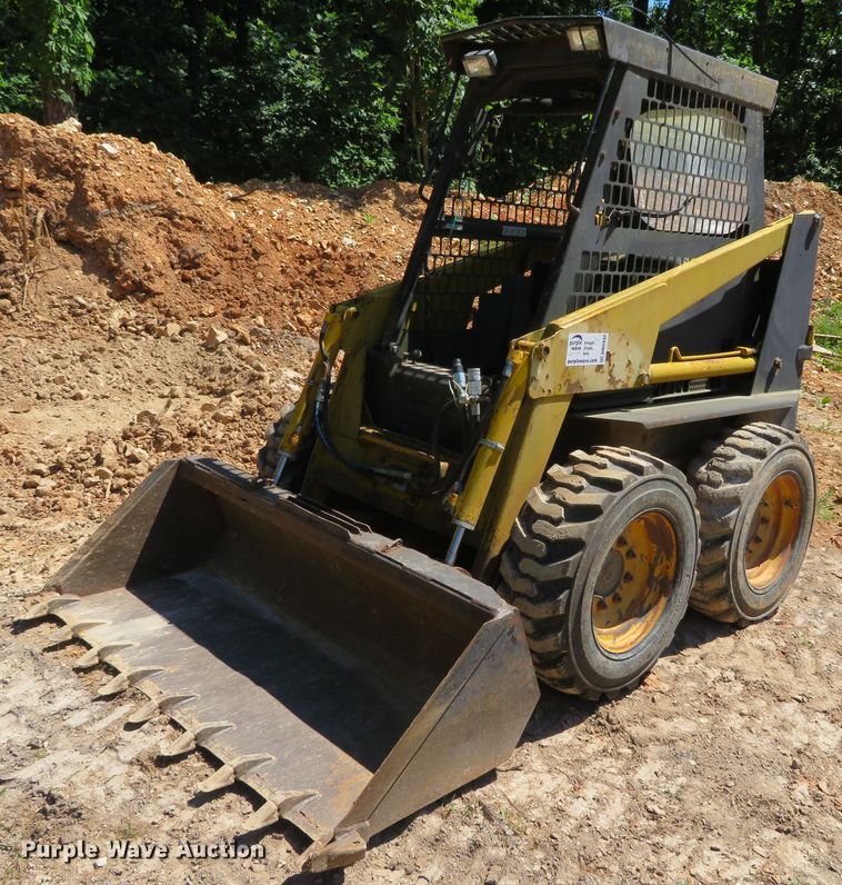 Mahto L1300 skid steer loader in Potosi, MO | Item DN5932 sold | Purple ...
