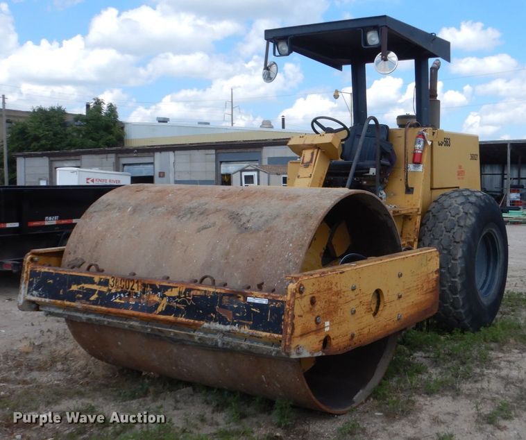 1992 Caterpillar CS-563 single drum vibratory roller in Sioux City, IA ...