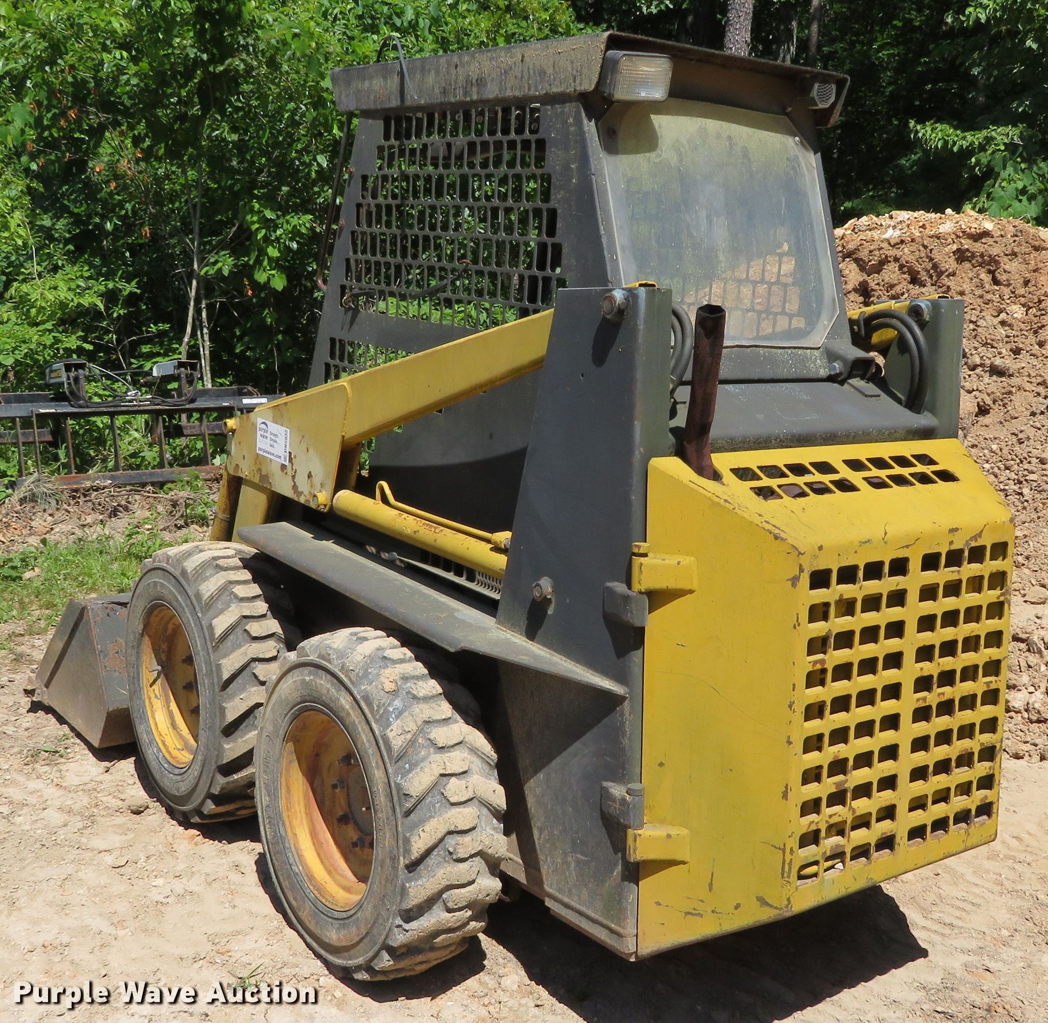 Mahto L1300 skid steer loader in Potosi, MO | Item DN5932 sold | Purple ...