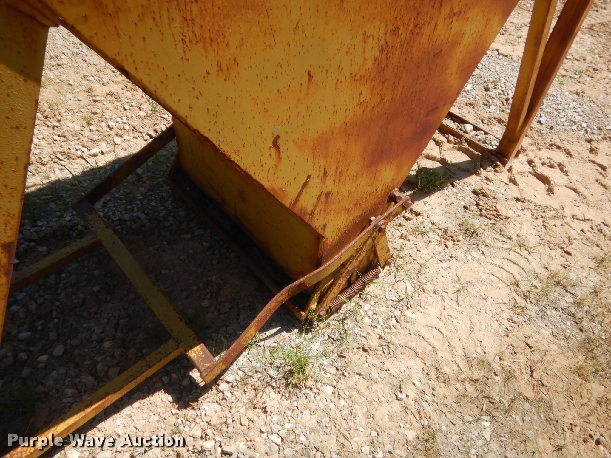 Aggregate bucket in Yukon, OK | Item IT9557 sold | Purple Wave