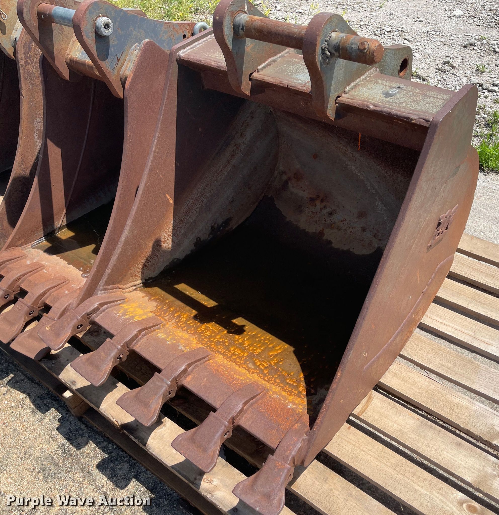 TAG 30"W backhoe bucket in Lincoln, NE | Item KU9556 sold | Purple Wave