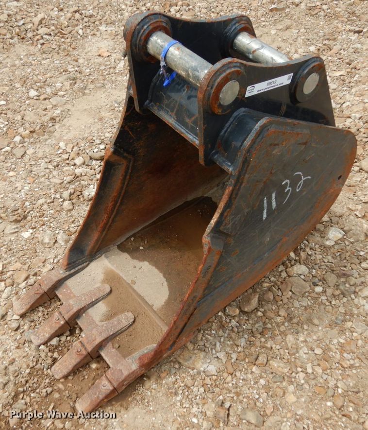 Bobcat 18" W bucket in Tebbetts, MO | Item II9619 sold | Purple Wave