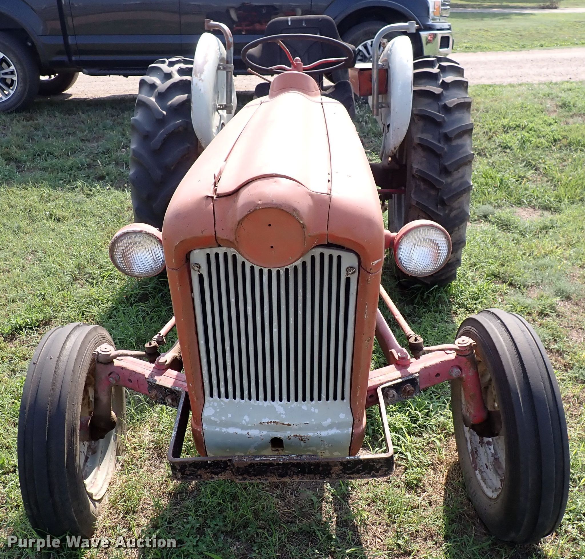 Ford tractor in Hutchinson, KS | Item IV9412 sold | Purple Wave
