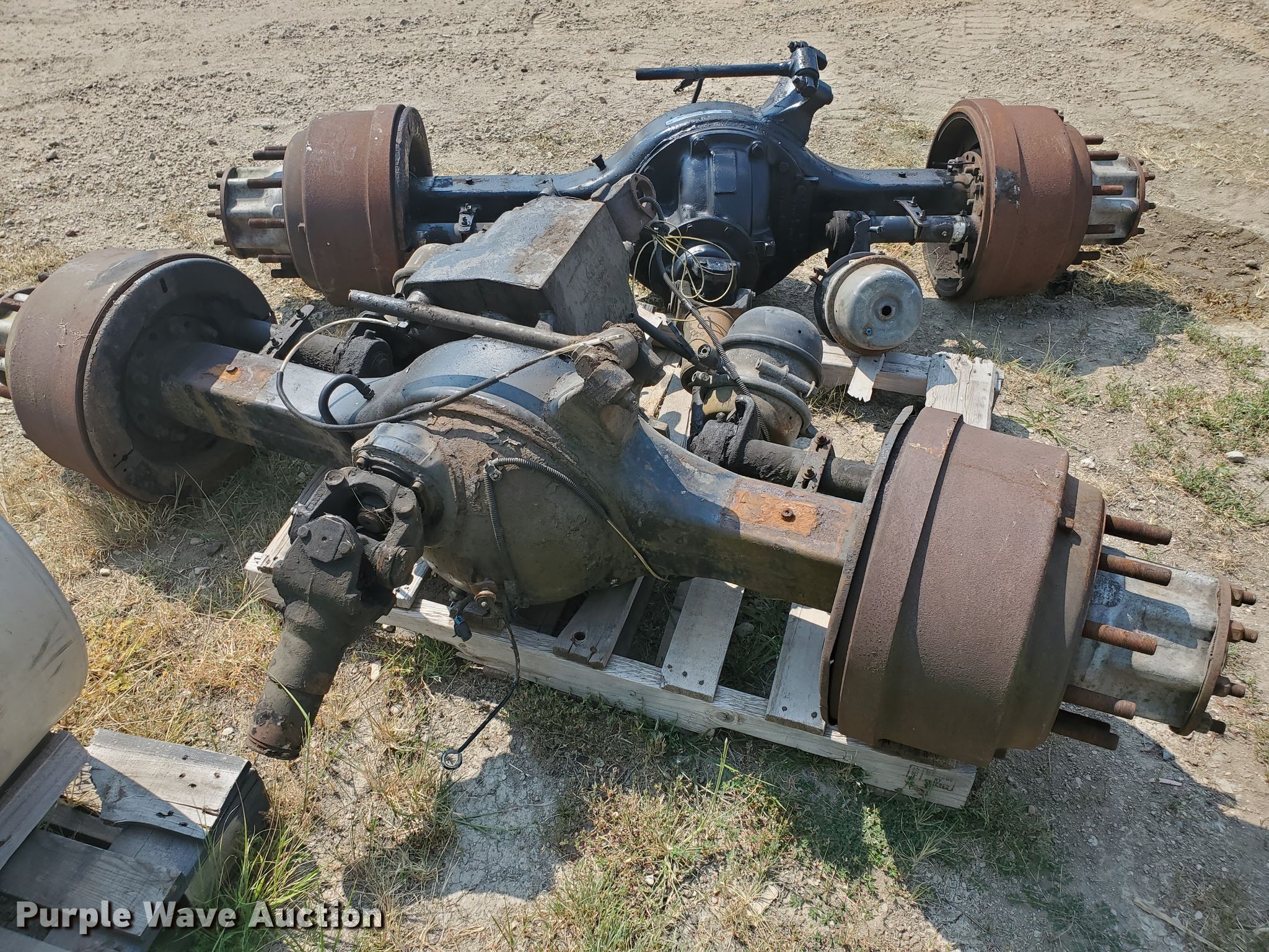 (2) Freightliner rear axle assemblies in Russell, KS | Item JM9550 sold ...