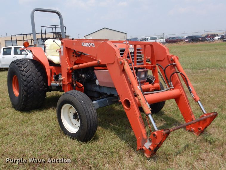 Kubota M4700 tractor in Burleson, TX | Item DM6358 sold | Purple Wave