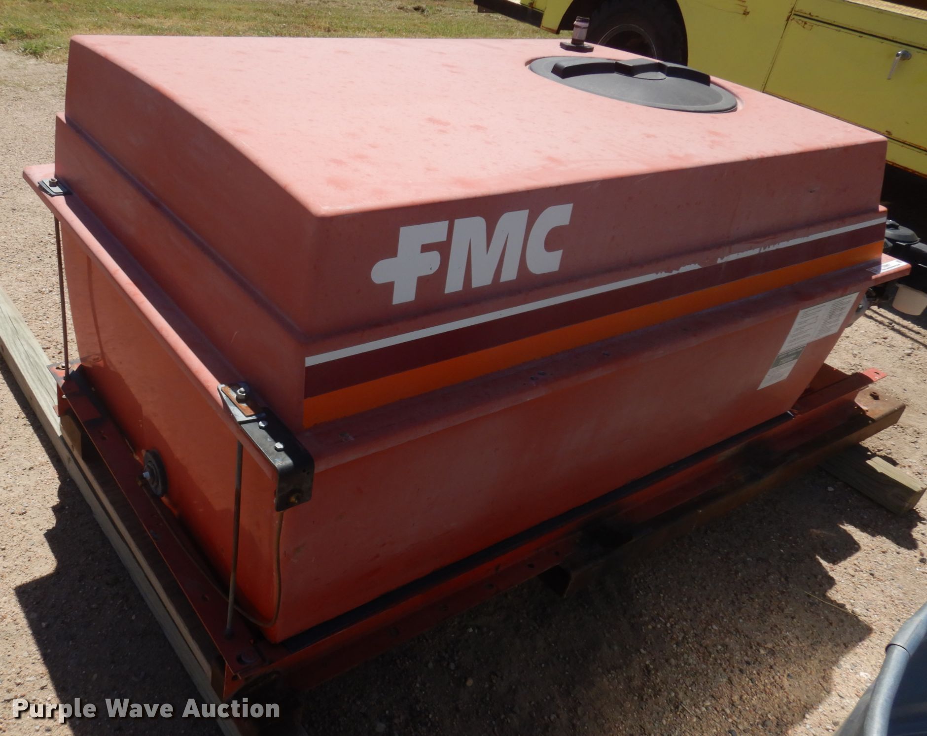 FMC DM20E300FEK sprayer tank in Tribune, KS | Item JZ9877 sold | Purple ...