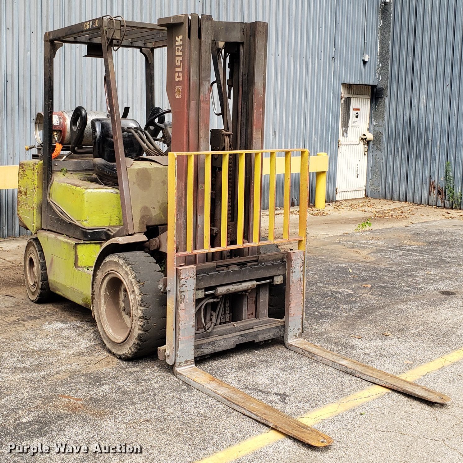 Clark CGP30 forklift in Kansas City, MO | Item IC9945 sold | Purple Wave