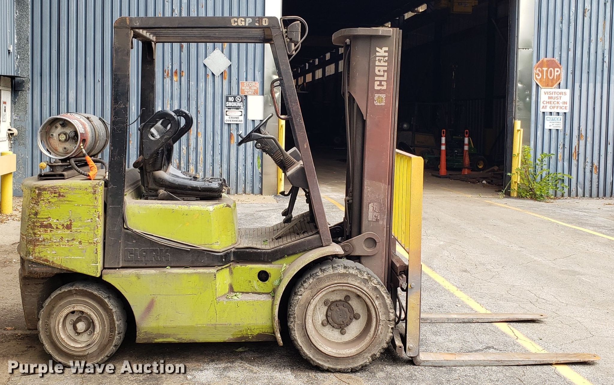 Clark CGP30 forklift in Kansas City, MO | Item IC9945 sold | Purple Wave