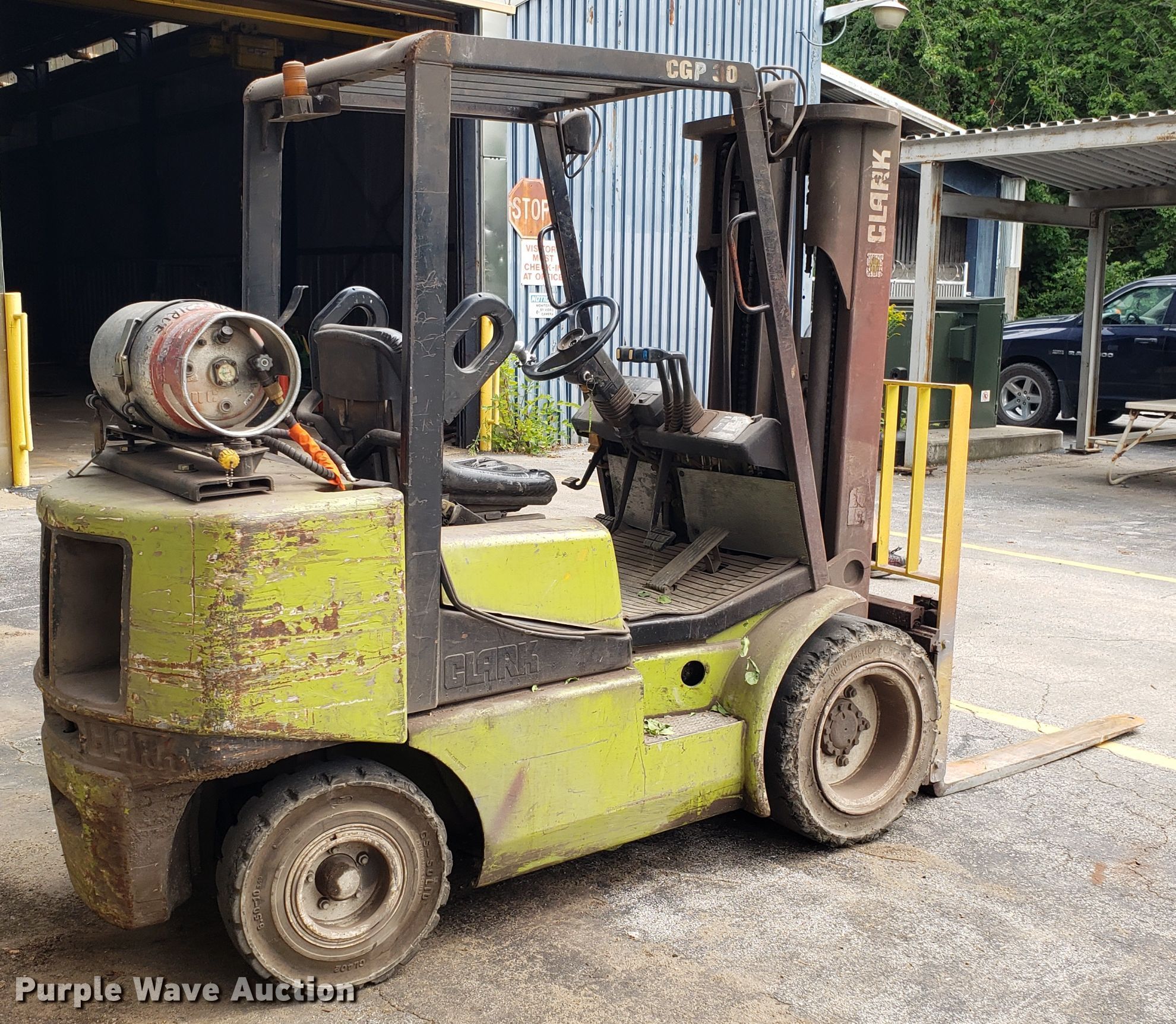 Clark CGP30 forklift in Kansas City, MO | Item IC9945 sold | Purple Wave
