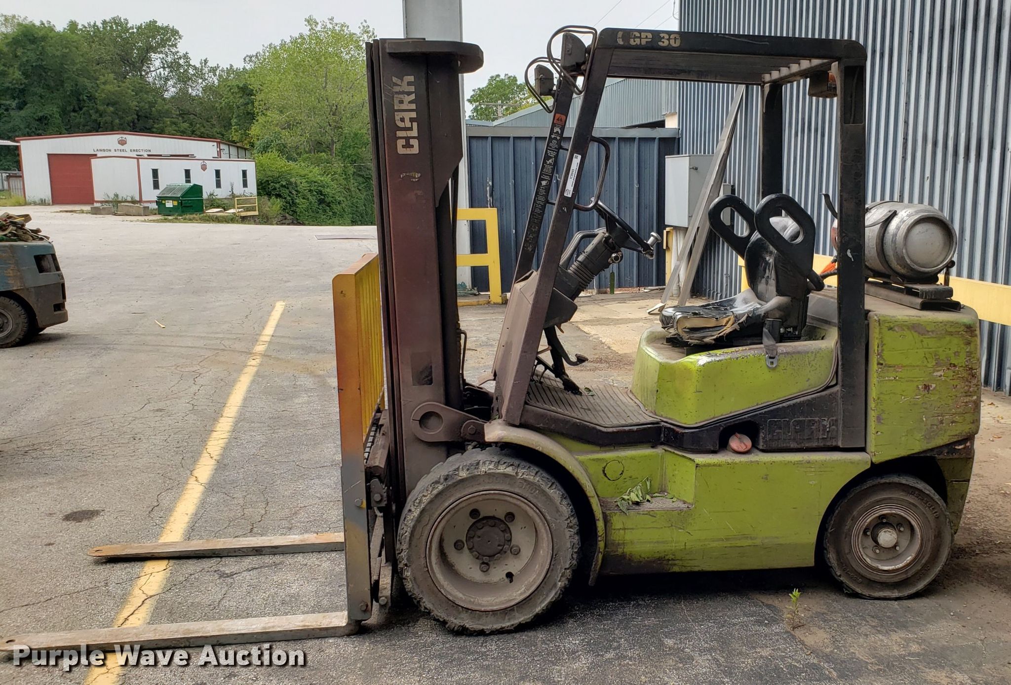 Clark CGP30 forklift in Kansas City, MO | Item IC9945 sold | Purple Wave