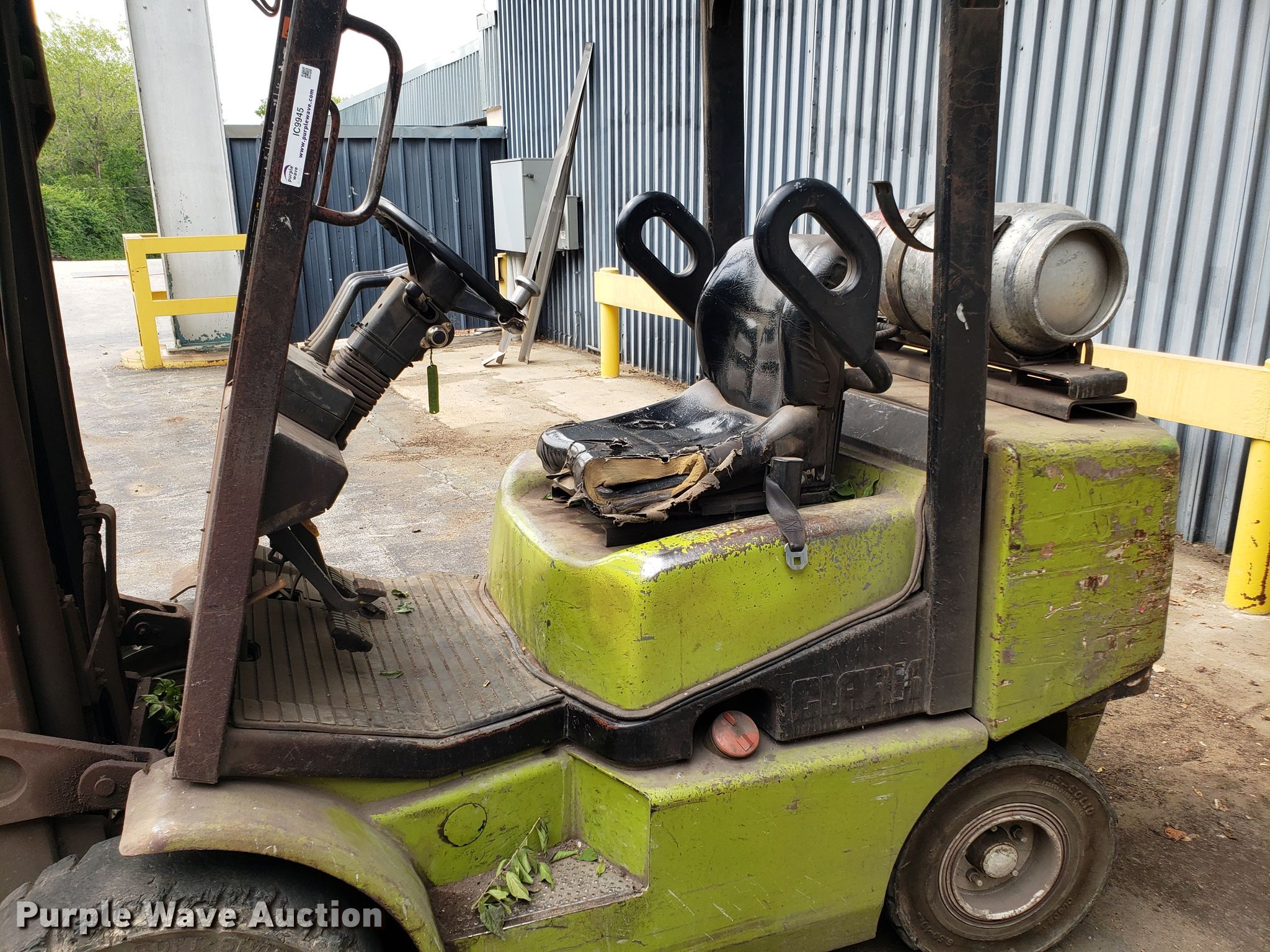 Clark CGP30 forklift in Kansas City, MO | Item IC9945 sold | Purple Wave