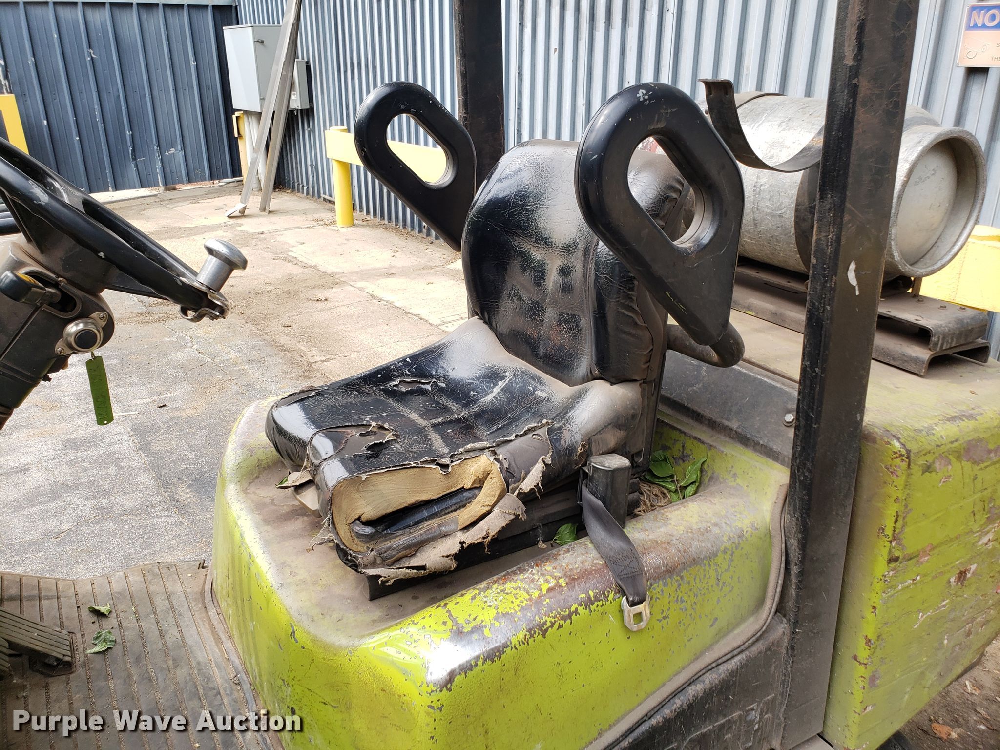 Clark CGP30 forklift in Kansas City, MO | Item IC9945 sold | Purple Wave