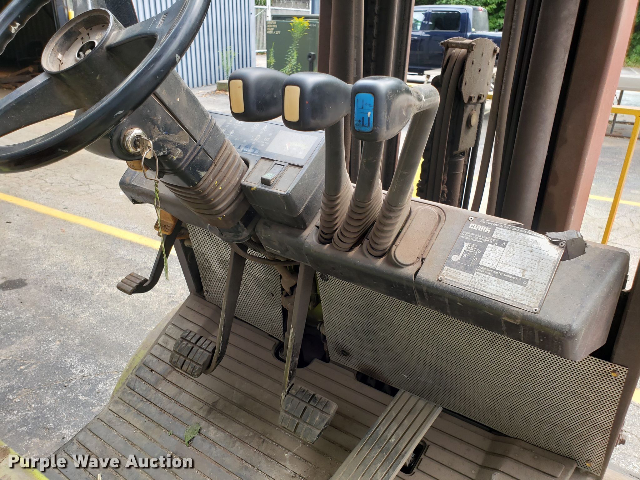 Clark CGP30 forklift in Kansas City, MO | Item IC9945 sold | Purple Wave