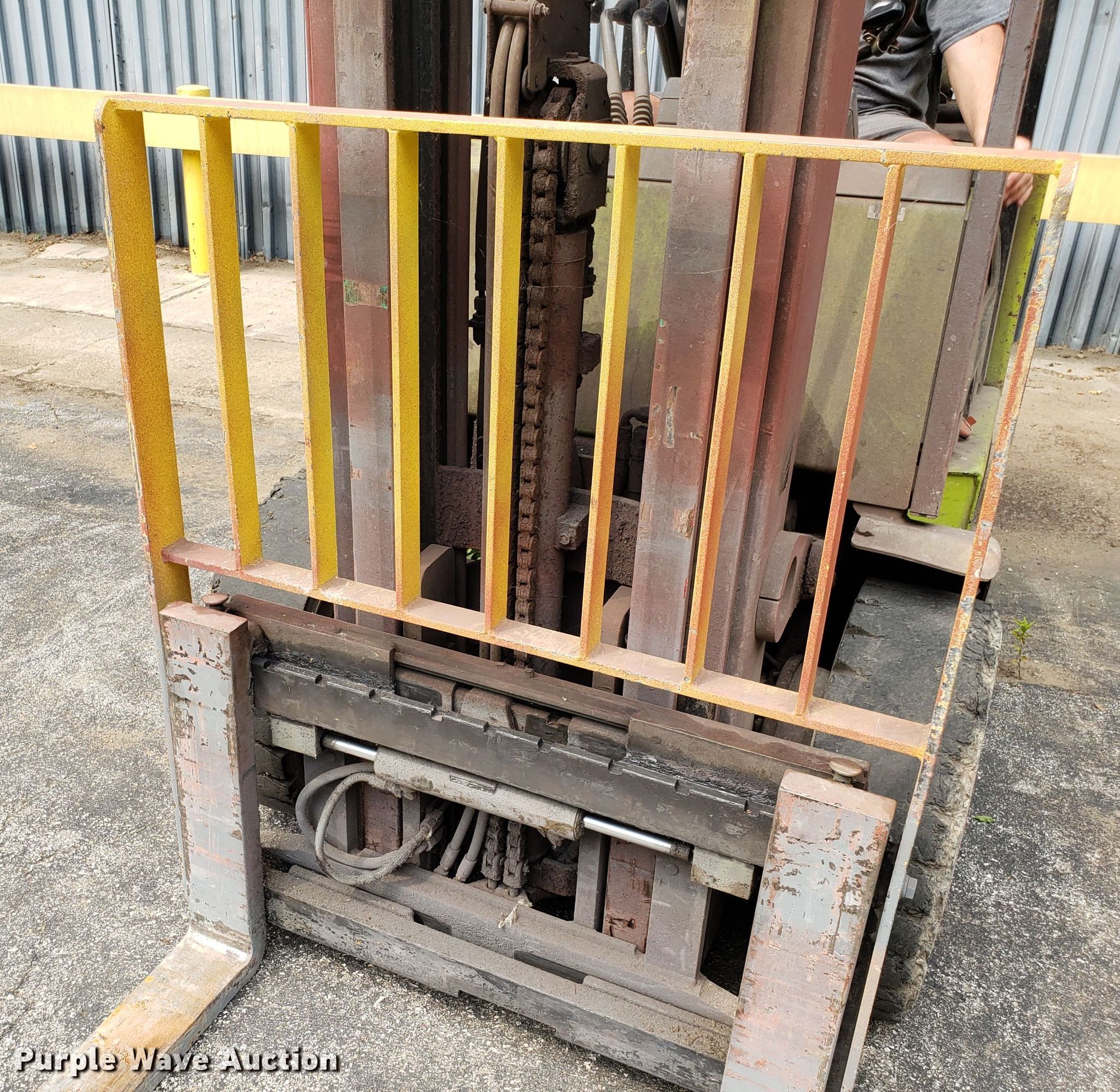 Clark CGP30 forklift in Kansas City, MO | Item IC9945 sold | Purple Wave