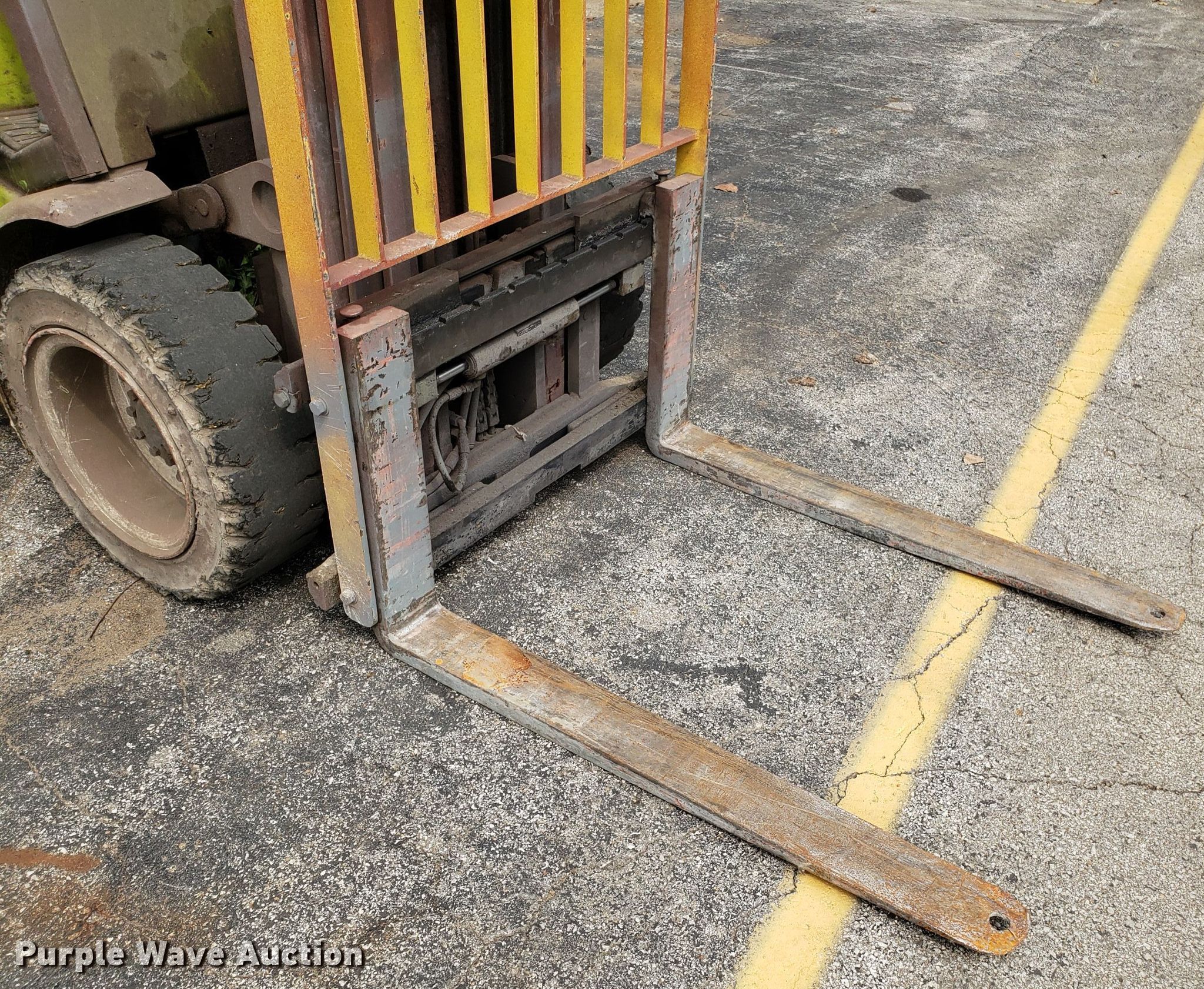 Clark CGP30 forklift in Kansas City, MO | Item IC9945 sold | Purple Wave