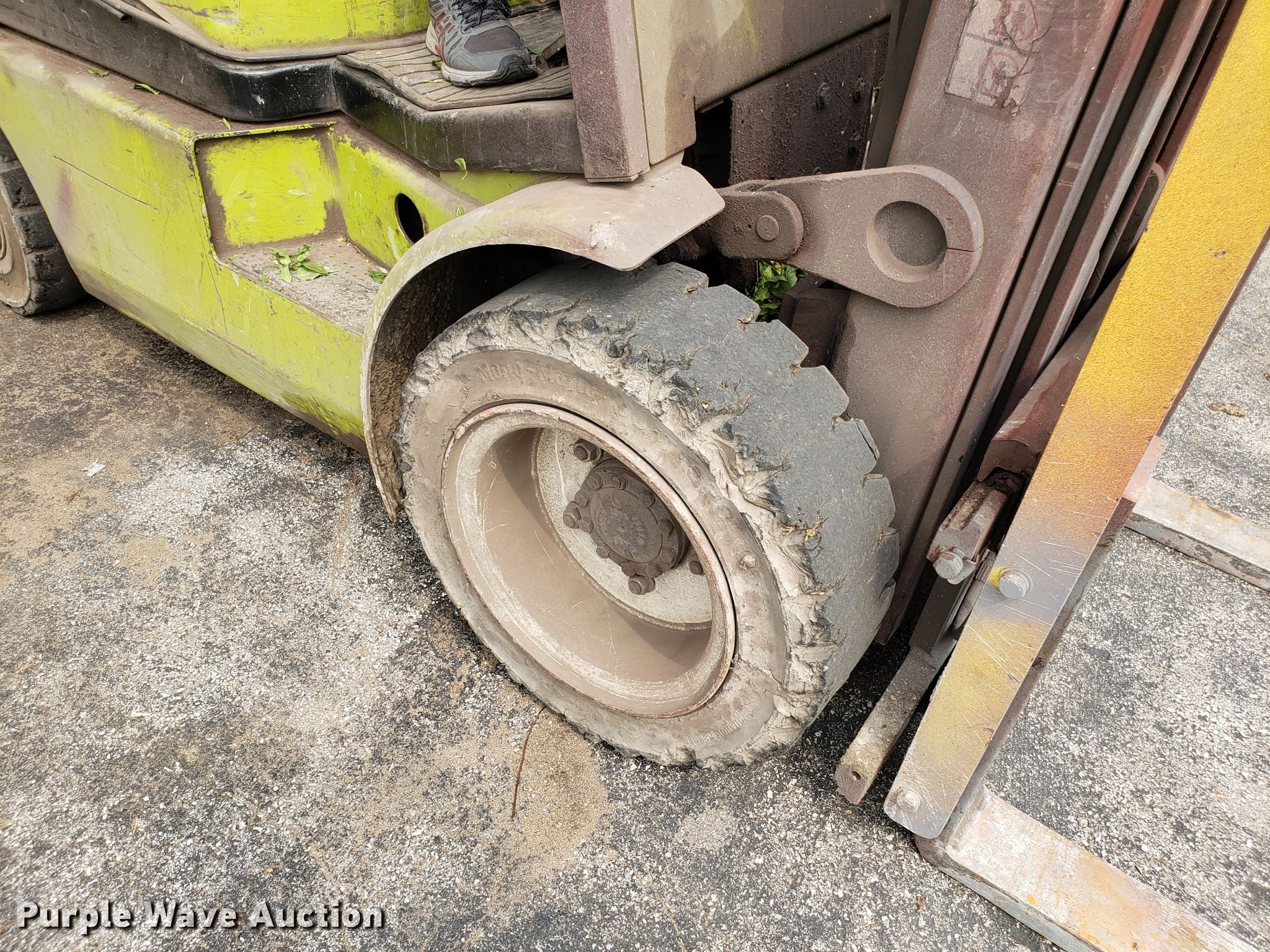 Clark CGP30 forklift in Kansas City, MO | Item IC9945 sold | Purple Wave