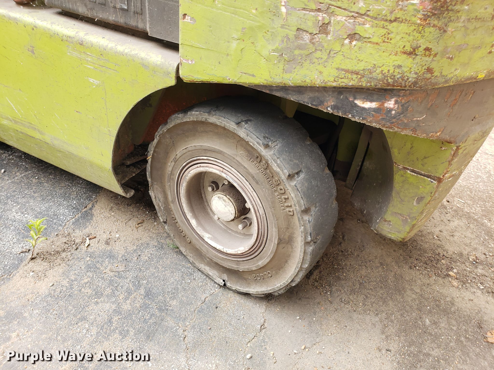 Clark CGP30 forklift in Kansas City, MO | Item IC9945 sold | Purple Wave