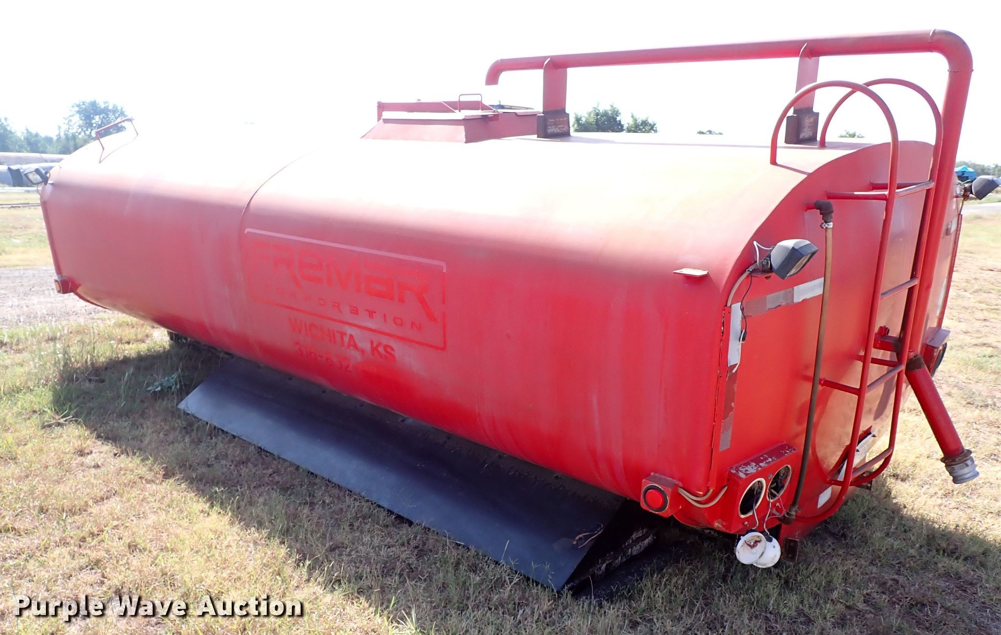 Water tank bed in El Reno, OK | Item IN9641 sold | Purple Wave