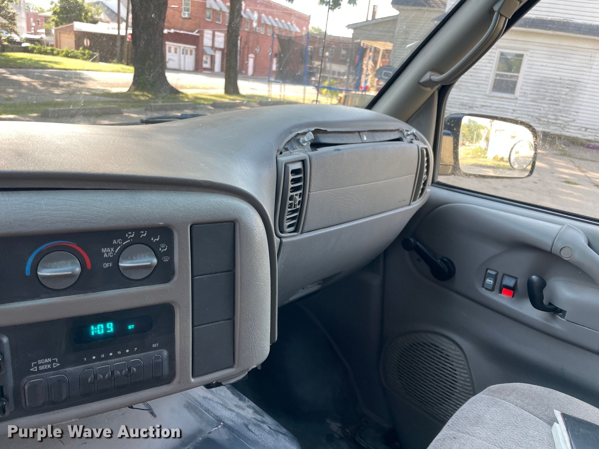 2002 Chevrolet Astro van in Neodesha, KS | Item JQ9574 sold | Purple Wave