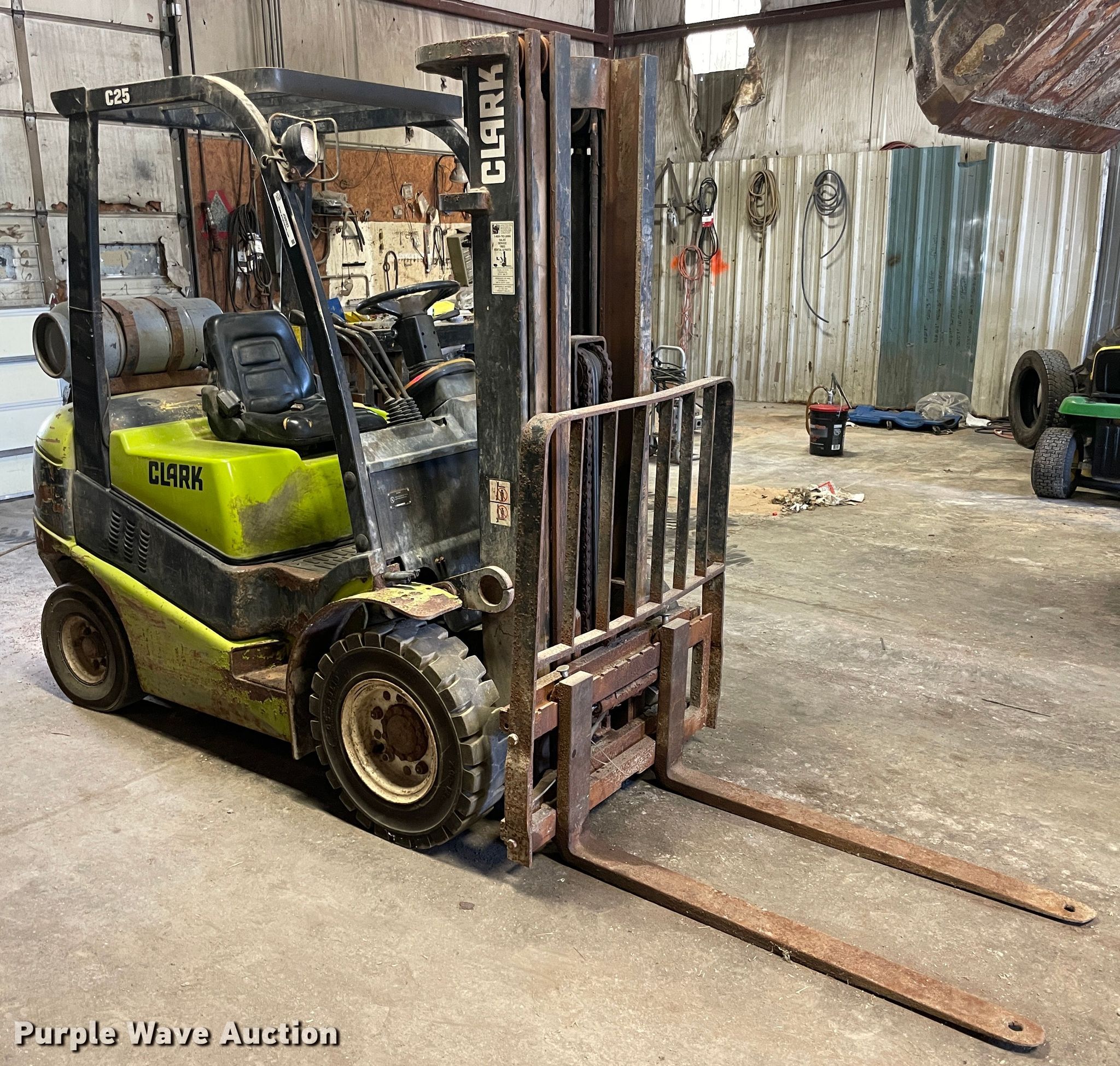 2007 Clark C25 forklift in Pryor, OK | Item JQ9593 sold | Purple Wave