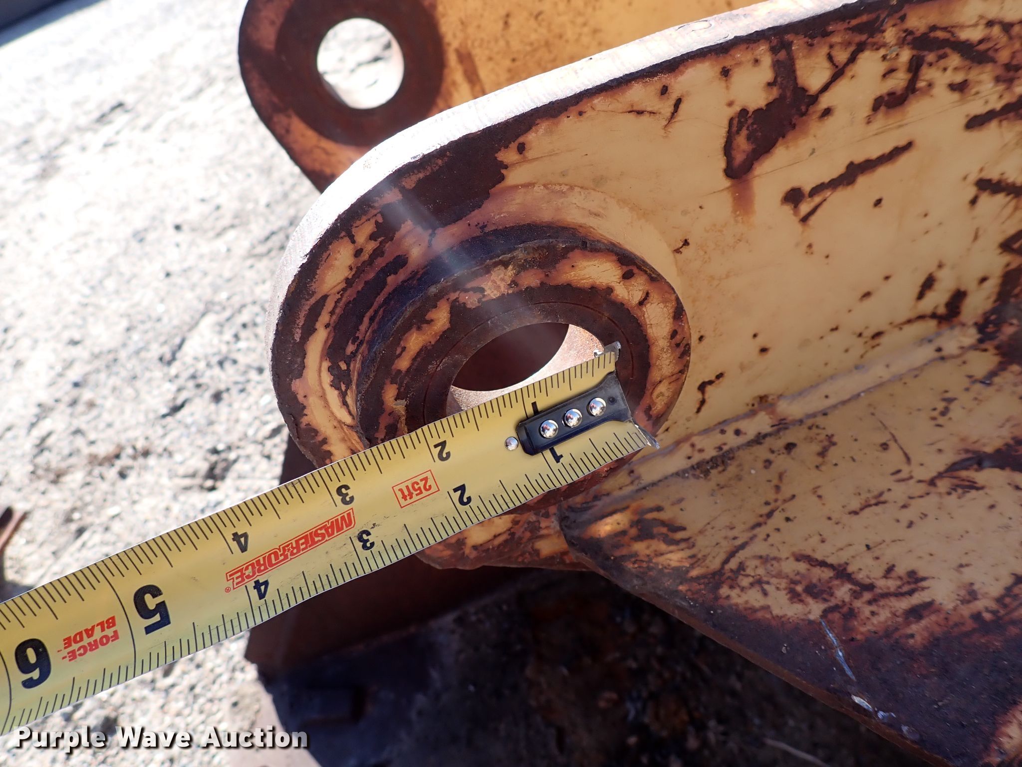 24"W backhoe bucket in Park City, KS | Item IB9161 sold | Purple Wave