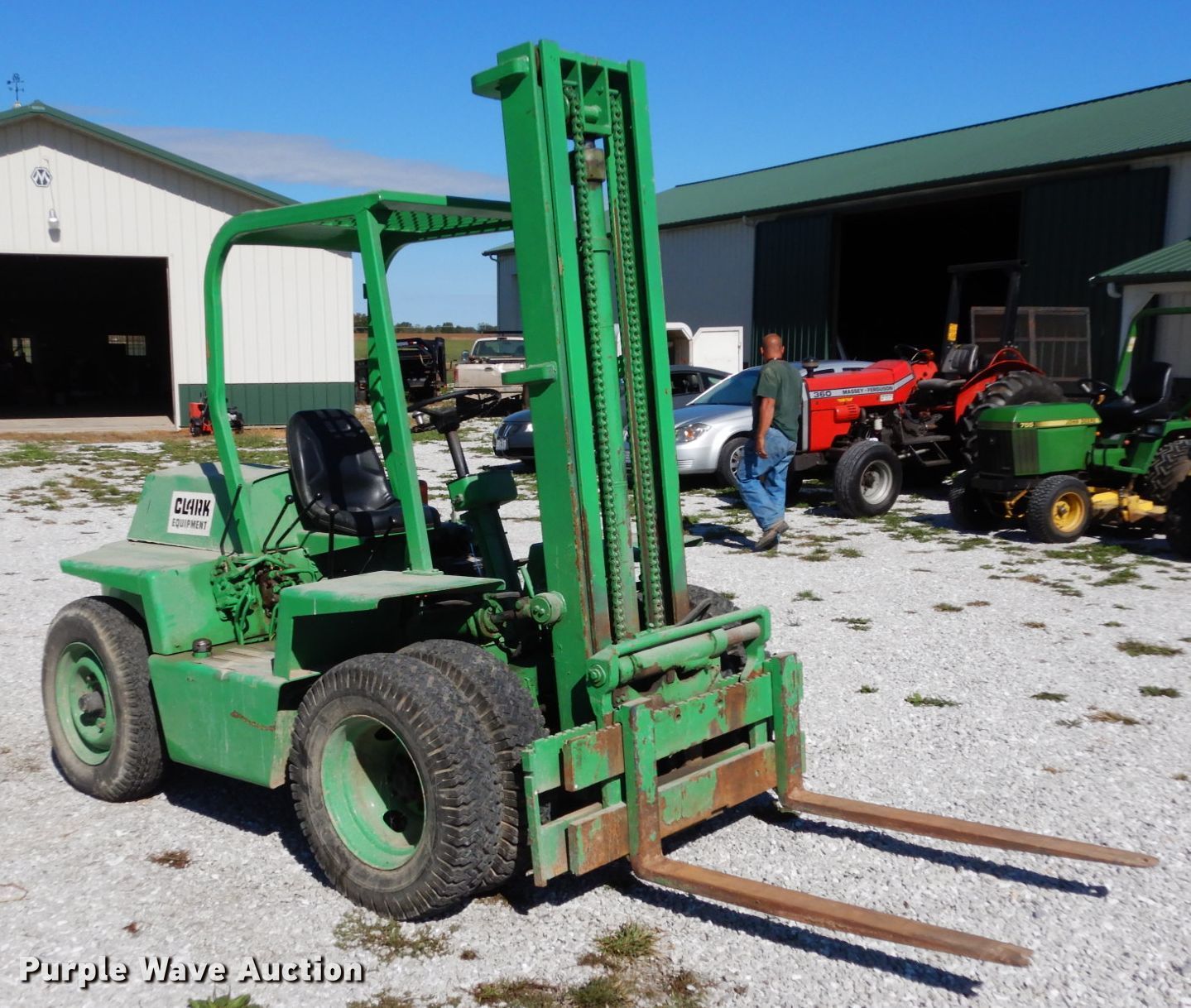 Clark IT40 forklift in Madison, MO | Item JI9406 sold | Purple Wave