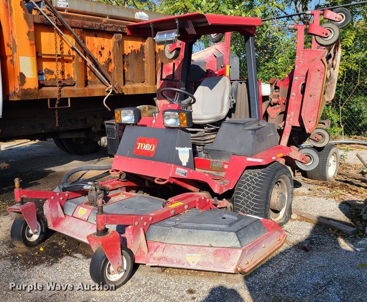Toro 580D lawn mower in Independence, MO | Item EZ9190 sold | Purple Wave