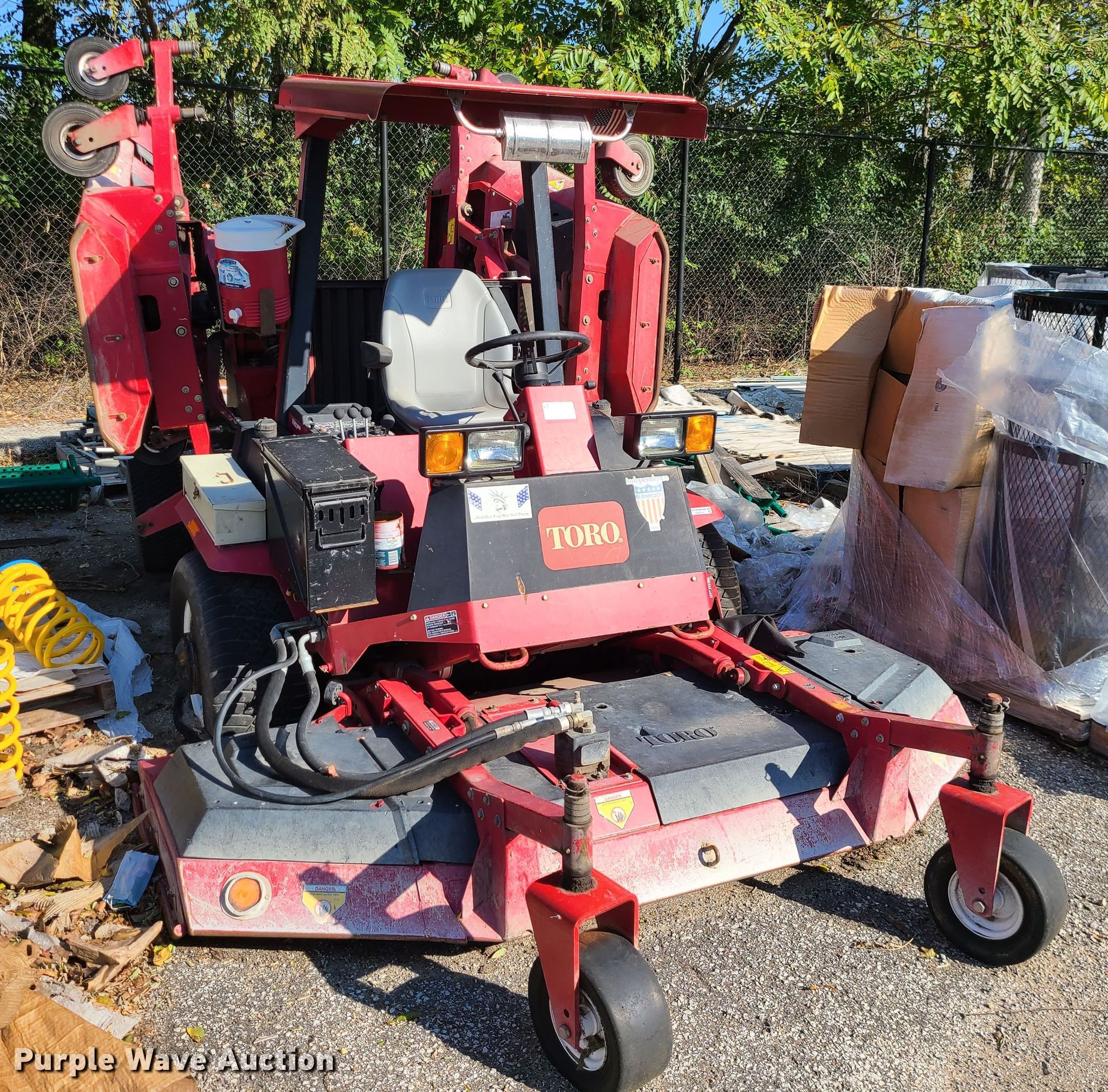 Toro 580D lawn mower in Independence, MO | Item EZ9191 sold | Purple Wave