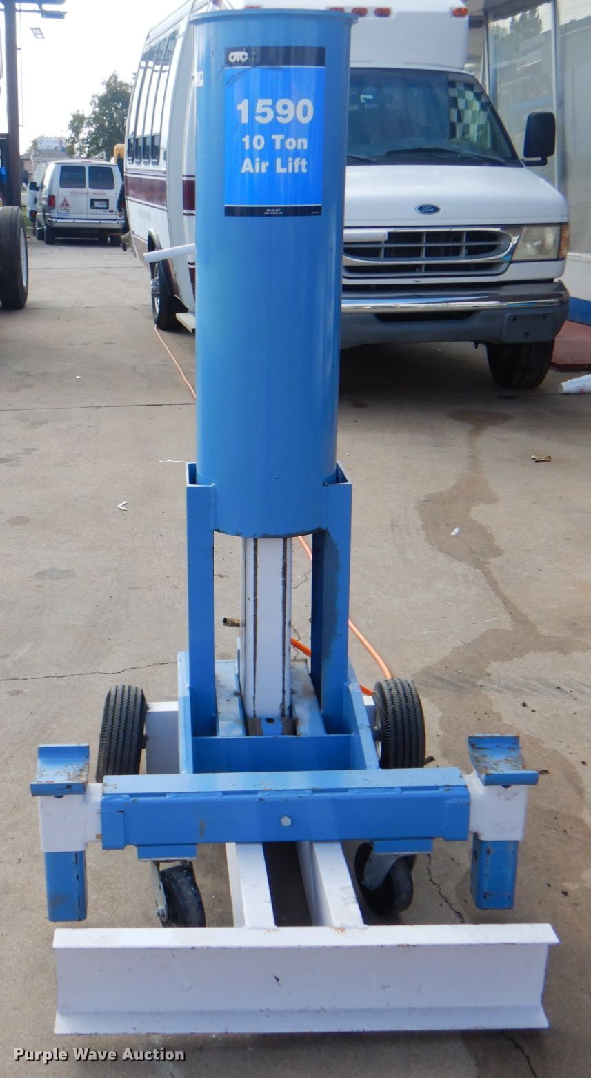OTC 1590 lift in Tulsa, OK | Item ID9146 sold | Purple Wave