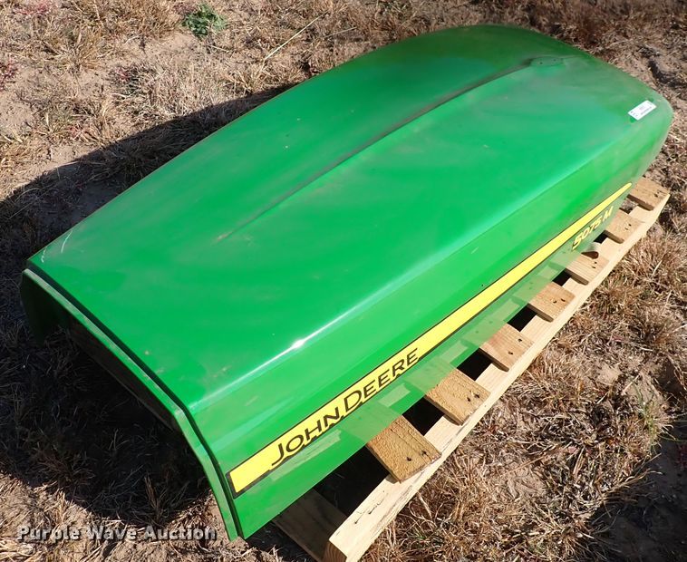 John Deere hood in Hutchinson, KS | Item IN9040 sold | Purple Wave