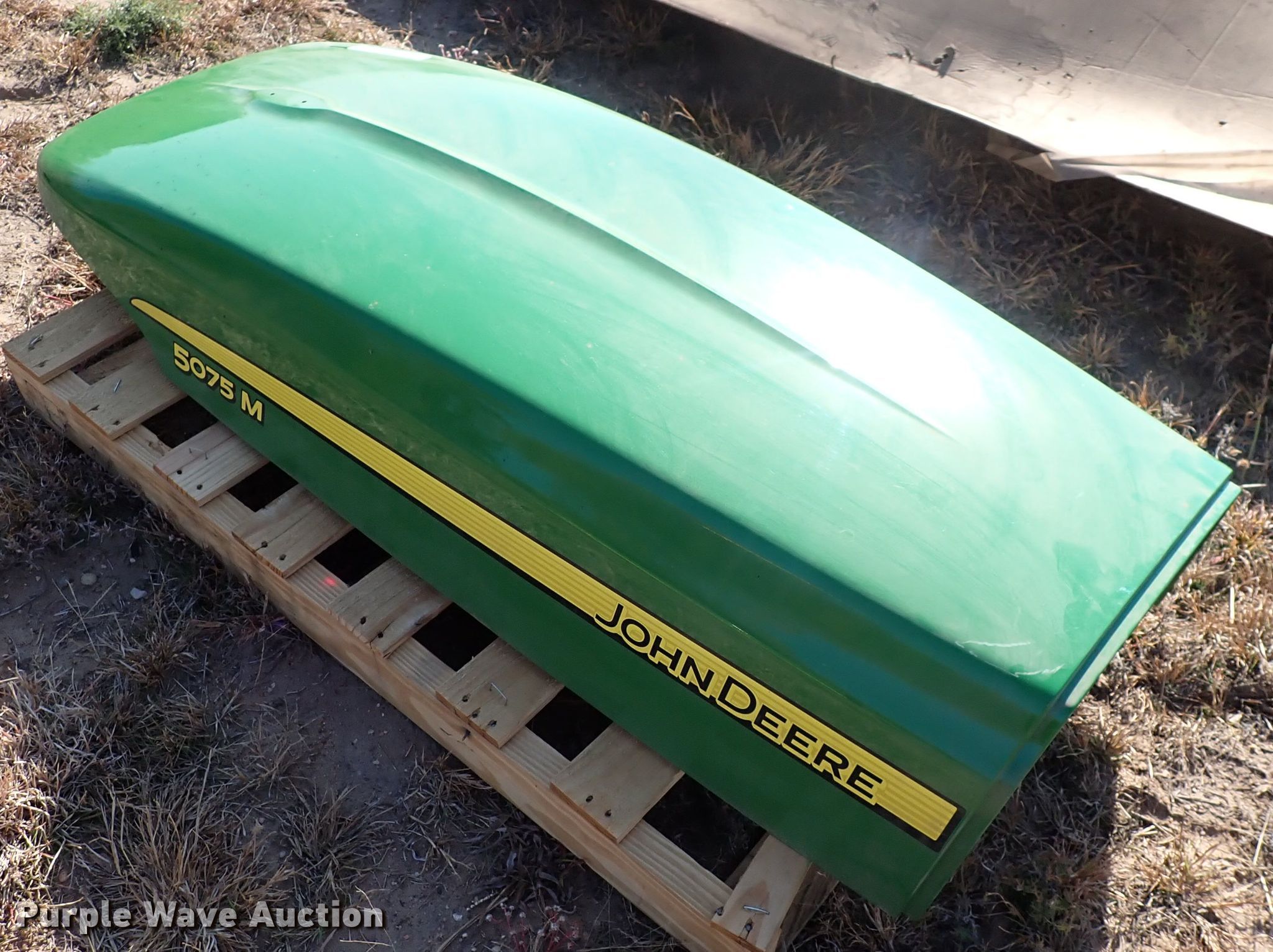 John Deere hood in Hutchinson, KS | Item IN9040 sold | Purple Wave