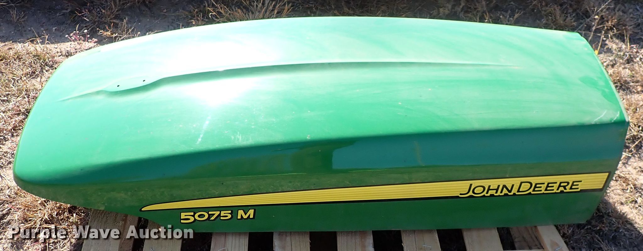 John Deere hood in Hutchinson, KS | Item IN9040 sold | Purple Wave