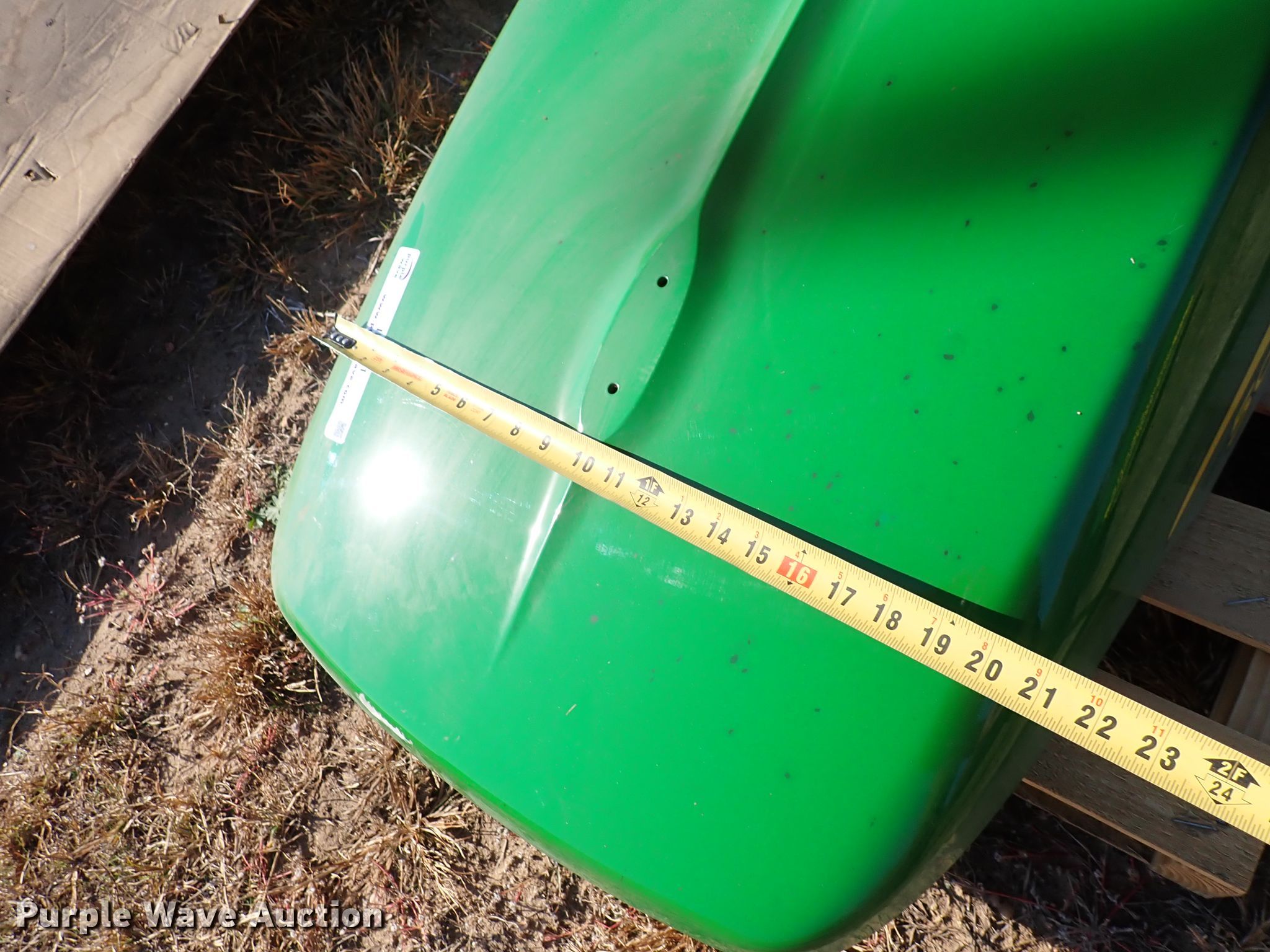 John Deere hood in Hutchinson, KS | Item IN9040 sold | Purple Wave