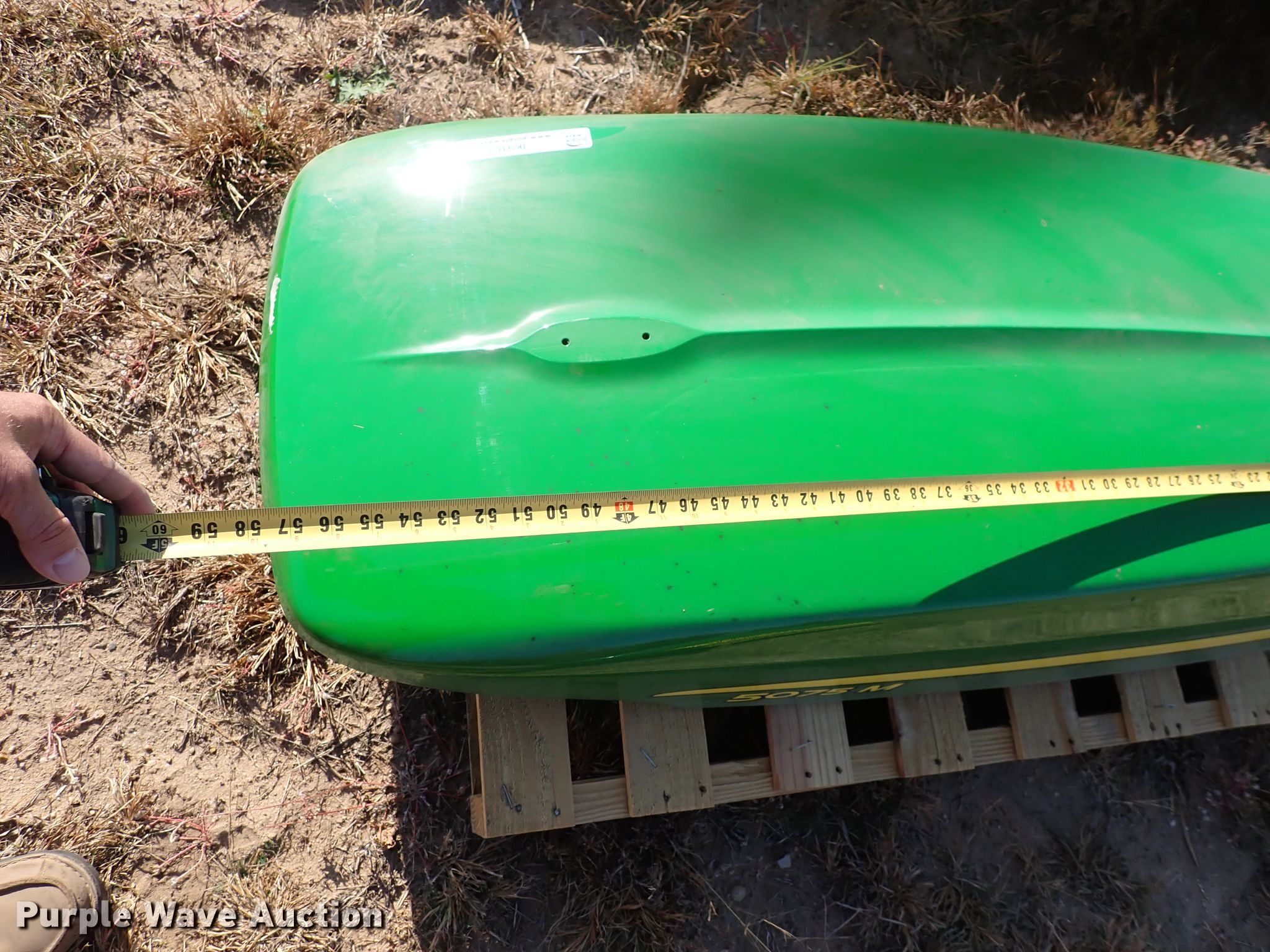 John Deere hood in Hutchinson, KS | Item IN9040 sold | Purple Wave