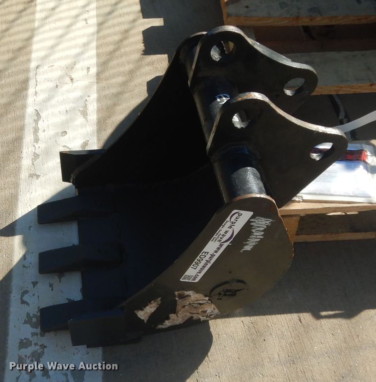 Bobcat 12"W bucket in Grapevine, TX | Item ED9907 sold | Purple Wave
