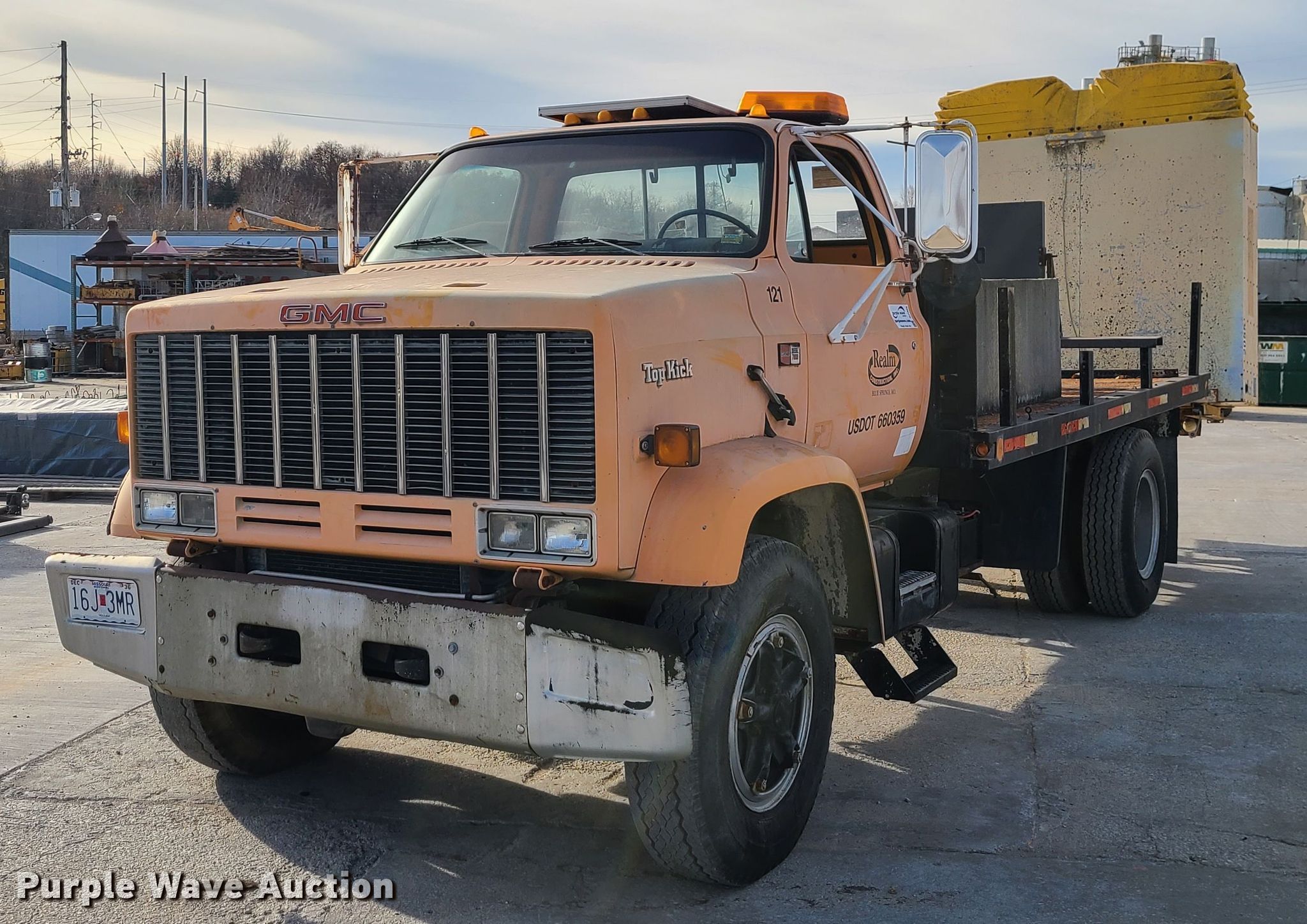 1989 GMC C7000 flatbed truck in Blue Springs, MO | Item DJ1625 sold | Purple Wave