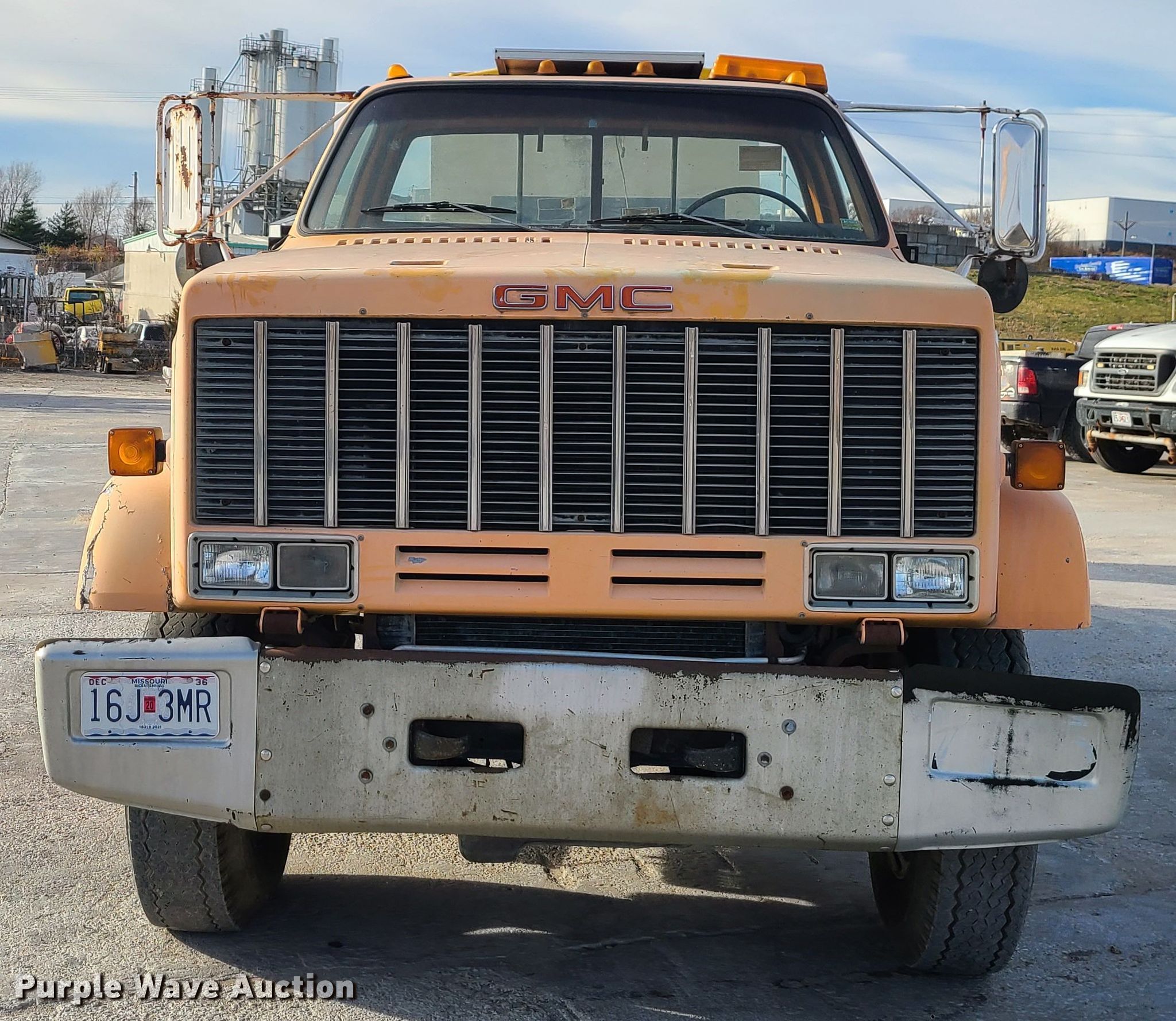 1989 GMC C7000 flatbed truck in Blue Springs, MO | Item DJ1625 sold | Purple Wave