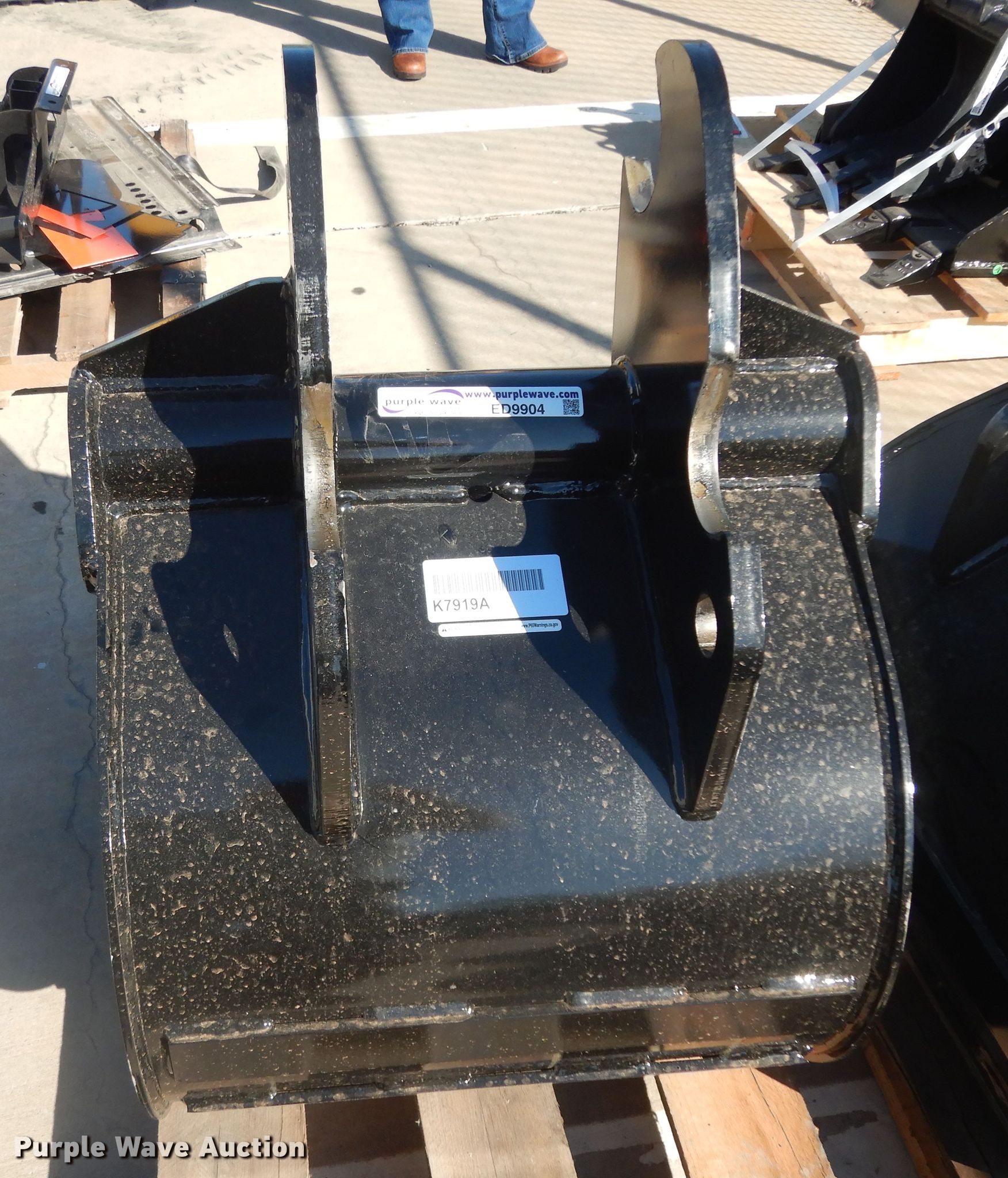 Kubota 24"W bucket in Grapevine, TX | Item ED9904 sold | Purple Wave