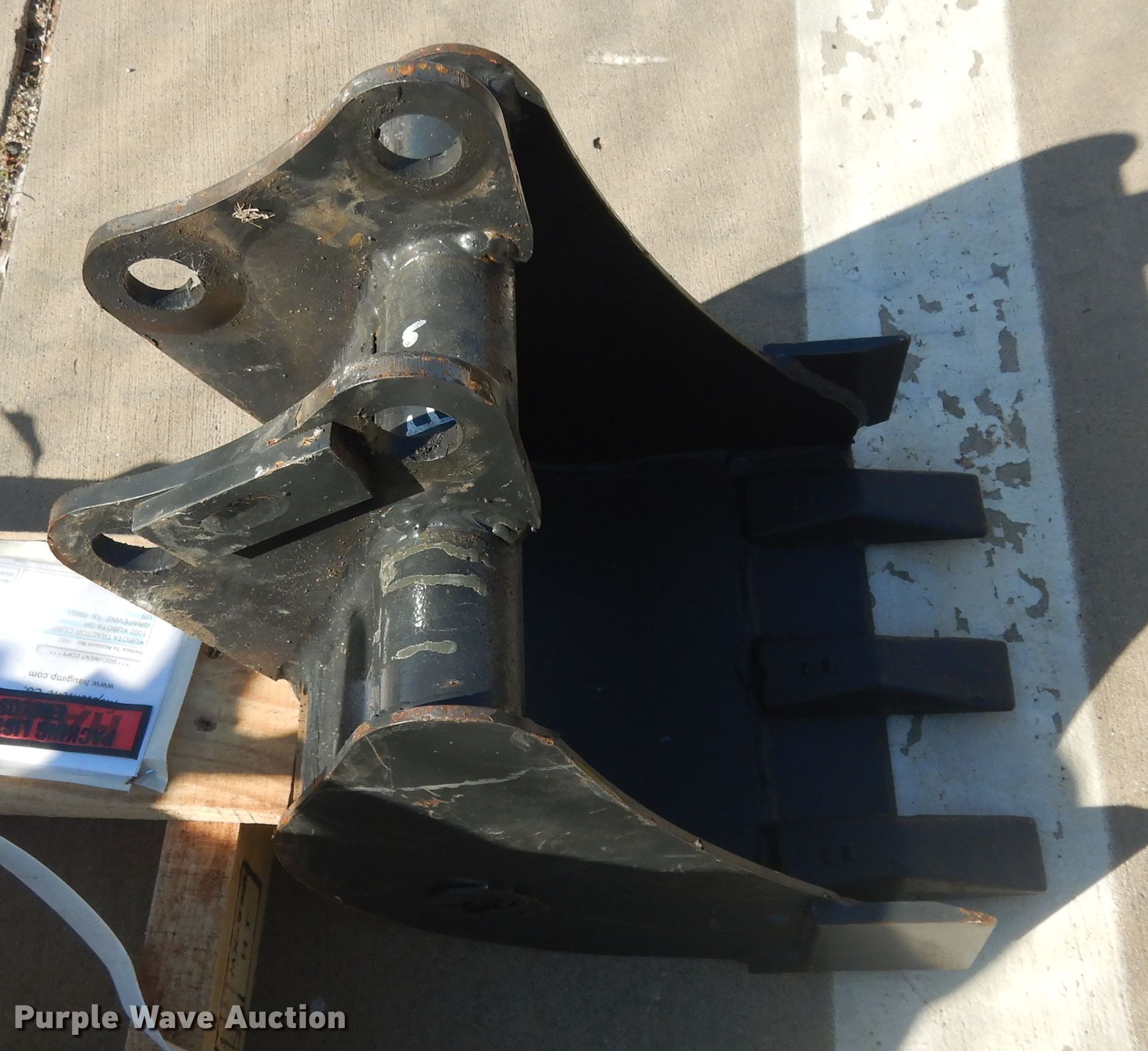 Bobcat 12"W bucket in Grapevine, TX | Item ED9907 sold | Purple Wave