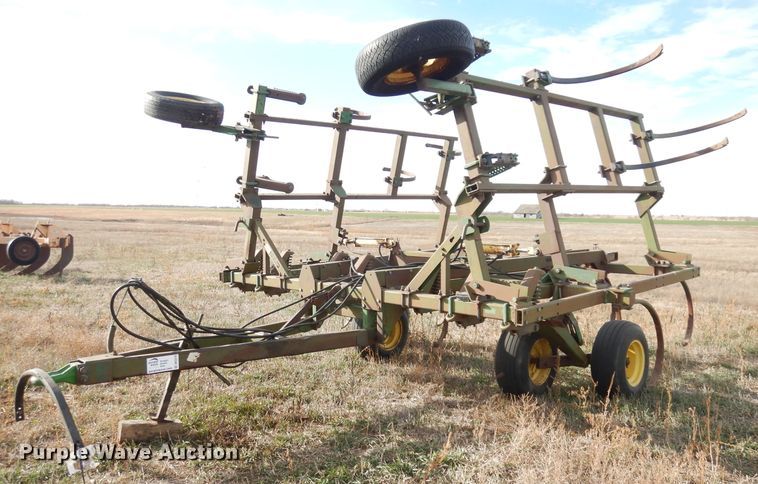 John Deere 712 chisel in Geneseo, KS | Item DK3216 sold | Purple Wave