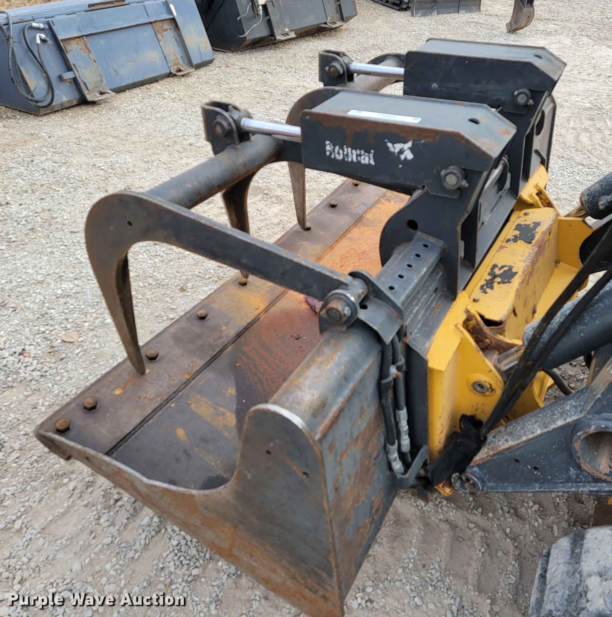 Bobcat 72" W skid steer grapple bucket in Joplin, MO | Item KN9603 sold ...