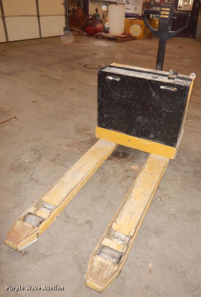 Yale MPB040ACN24C2748 pallet jack in Manhattan, KS | Item JE9775 sold ...