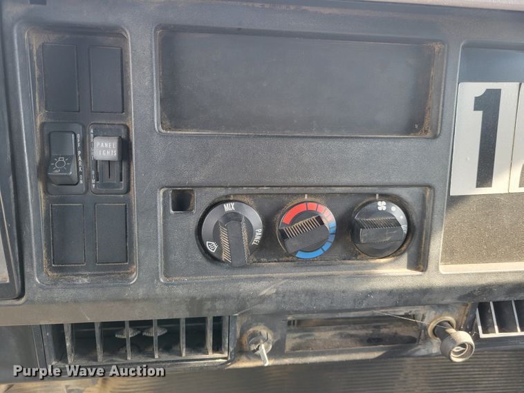 1997 International 4700 box truck in Edwardsville, IL | Item HK9299 for ...