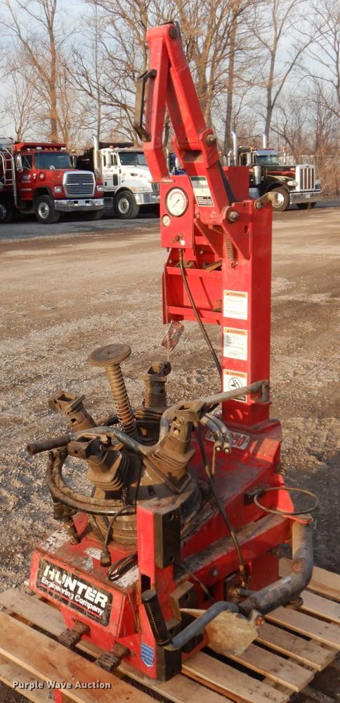 Hunter TC3250 tire machine in Milan, IL | Item IM9815 sold | Purple Wave